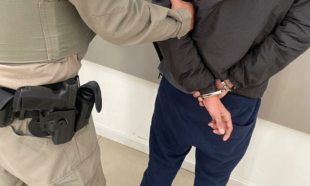 Criminoso é preso após manter vítima refém durante assalto em Dois ...