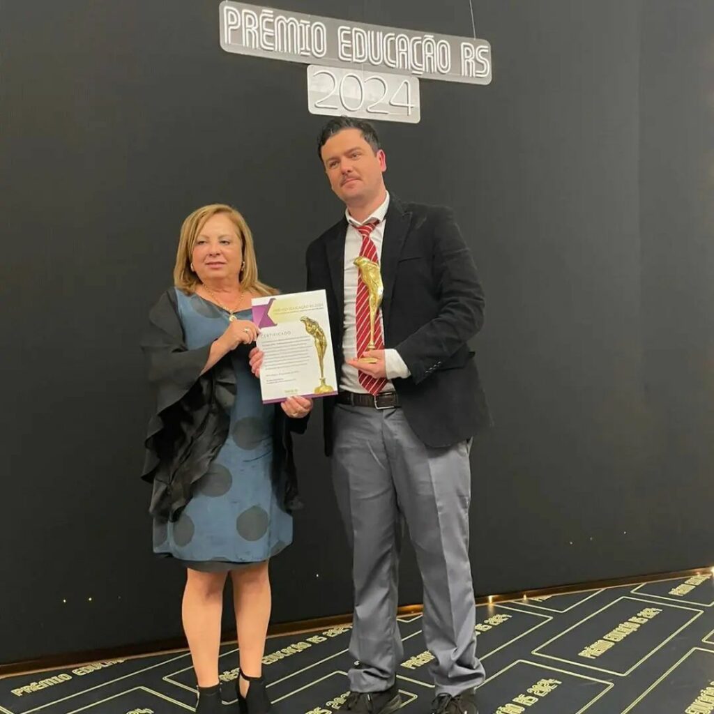 Professor Moisés da rede municipal de Dois Irmãos, recebe prêmios na Assembleia Legislativa ...