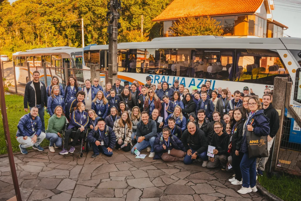 Edelbrau realiza passeio de barco em Porto Alegre com alunos da APAE ...